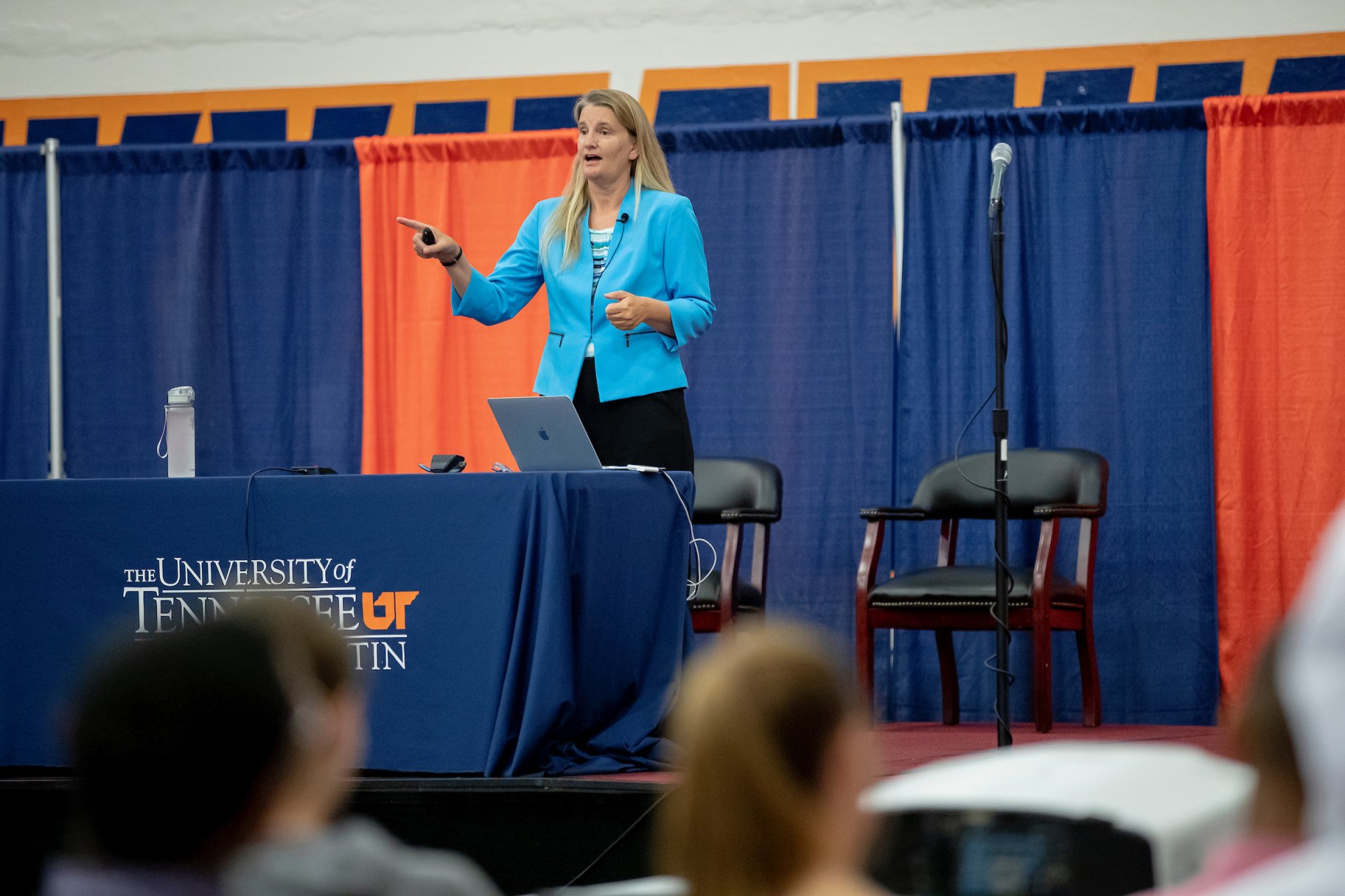 Twenge discusses mental health, social culture and the 'iGen ...